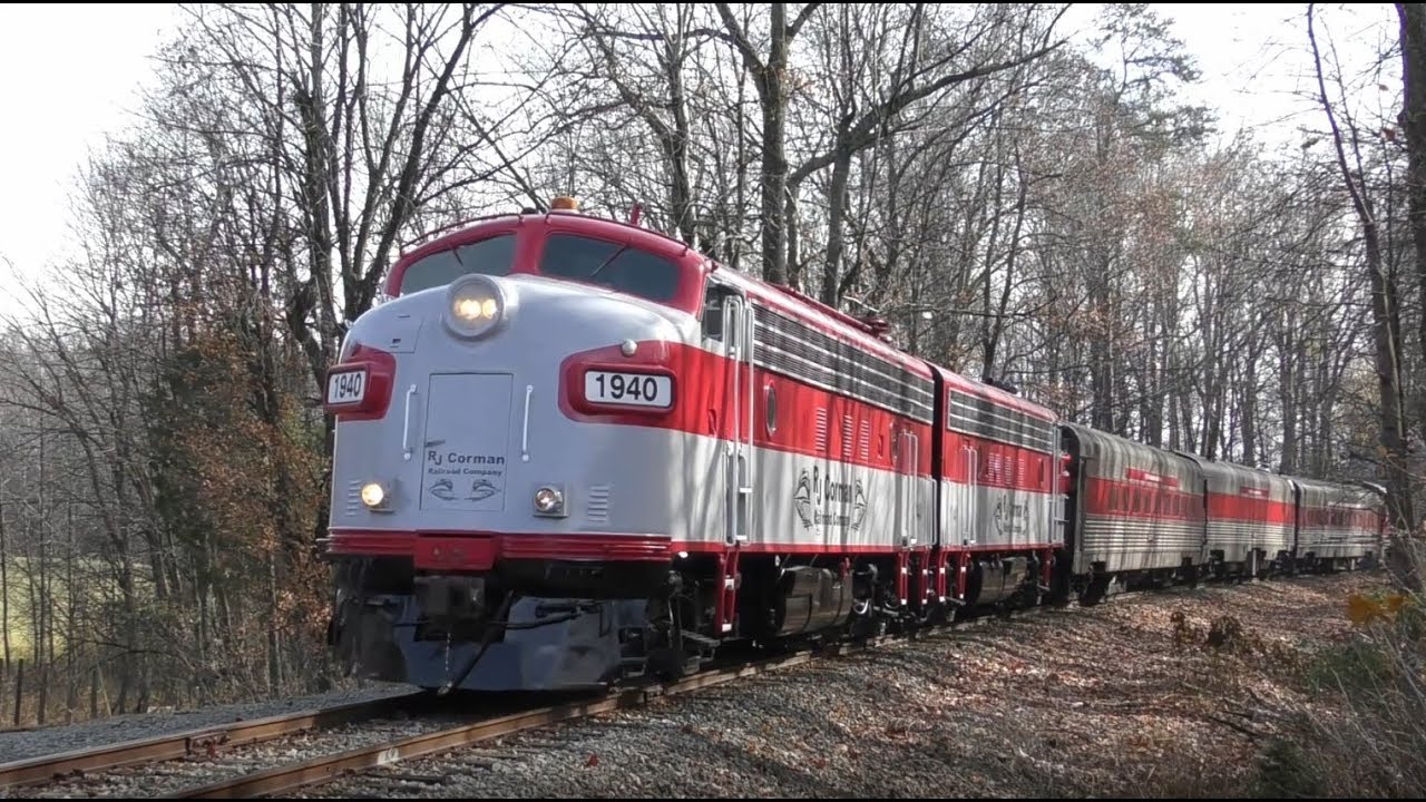 RJ Corman Santa train with a pair of EMD FP7 locomotives - YouTube