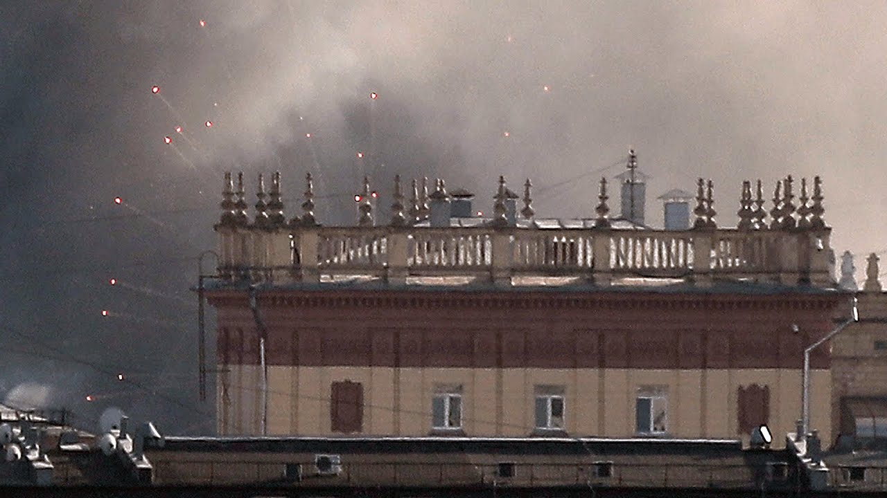 Fireworks factory catches fire in Moscow - YouTube