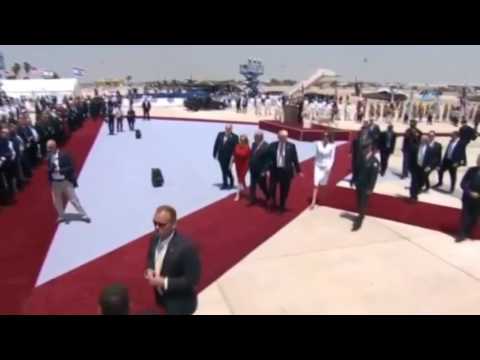 Trump Papa'nın Elini Tutmak İsterse