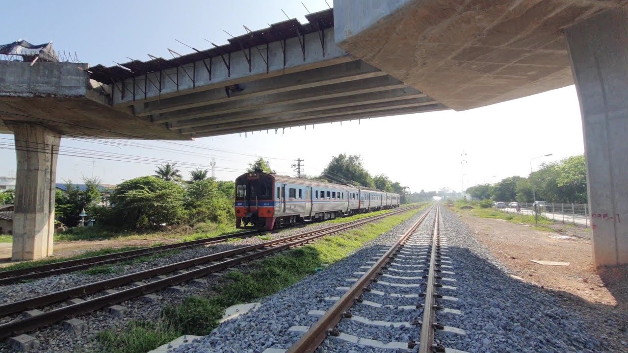 ไล่ตามกันมาเลย รถนำเที่ยว 909 และ 911 วิ่งตามกันมาคนละราง หลังออกหนอง ...