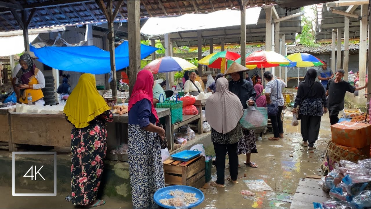 Walking after rain in Southeast Asia Traditional Market • Klambu ...