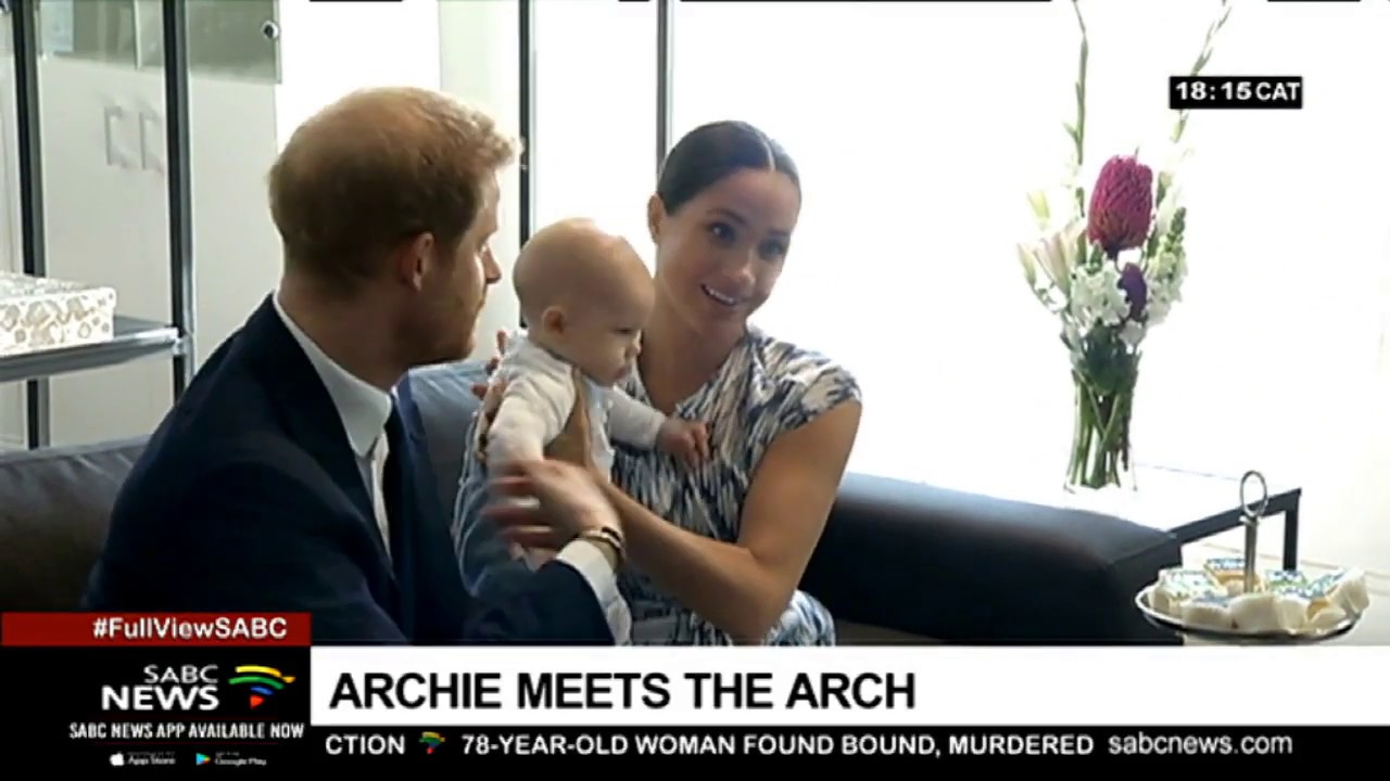 Baby Archie meets the Arch - YouTube