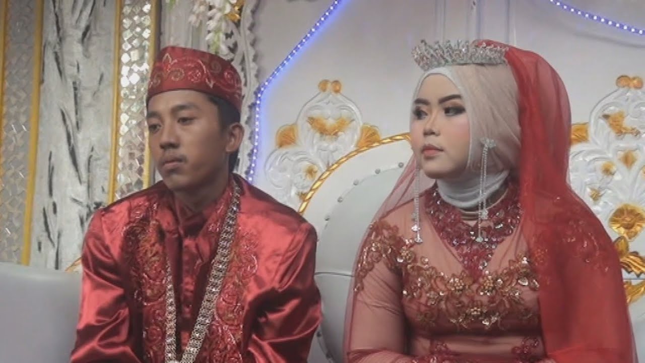 Pengantin Masih Saling Curi Pandang Ketika Duduk Di Pelaminan - YouTube