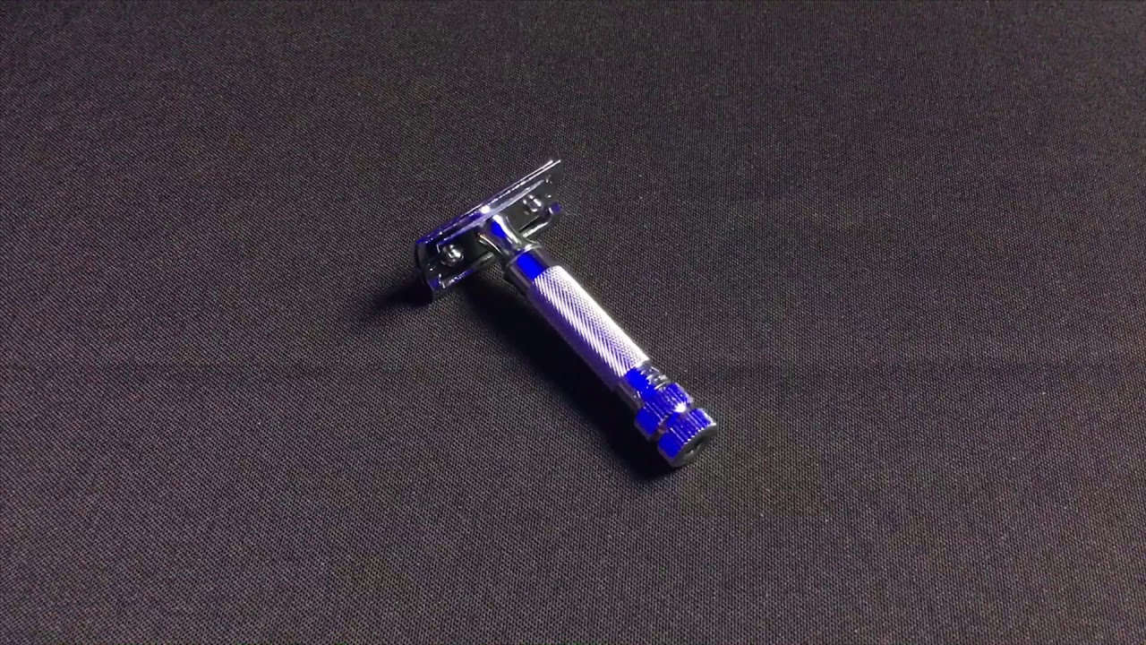 How to load a DE Blade into a 2 piece Safety Razor - YouTube