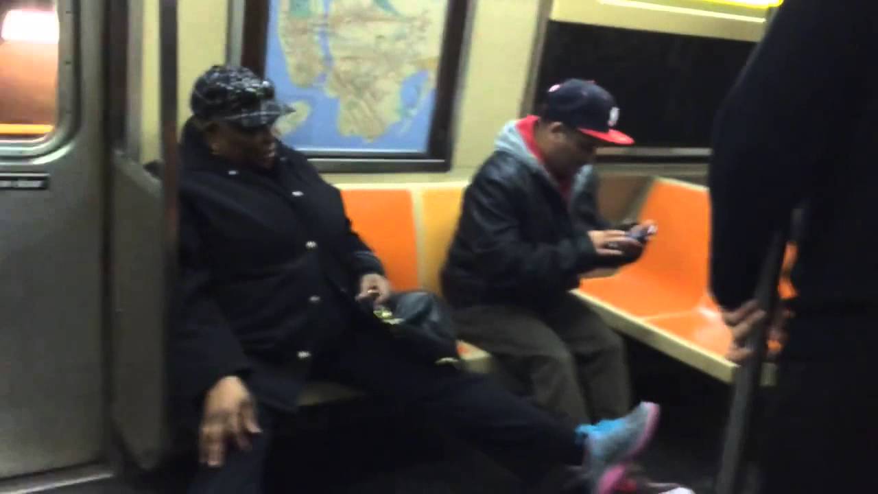 rat on the New York subway! rata en el metro de new york - YouTube