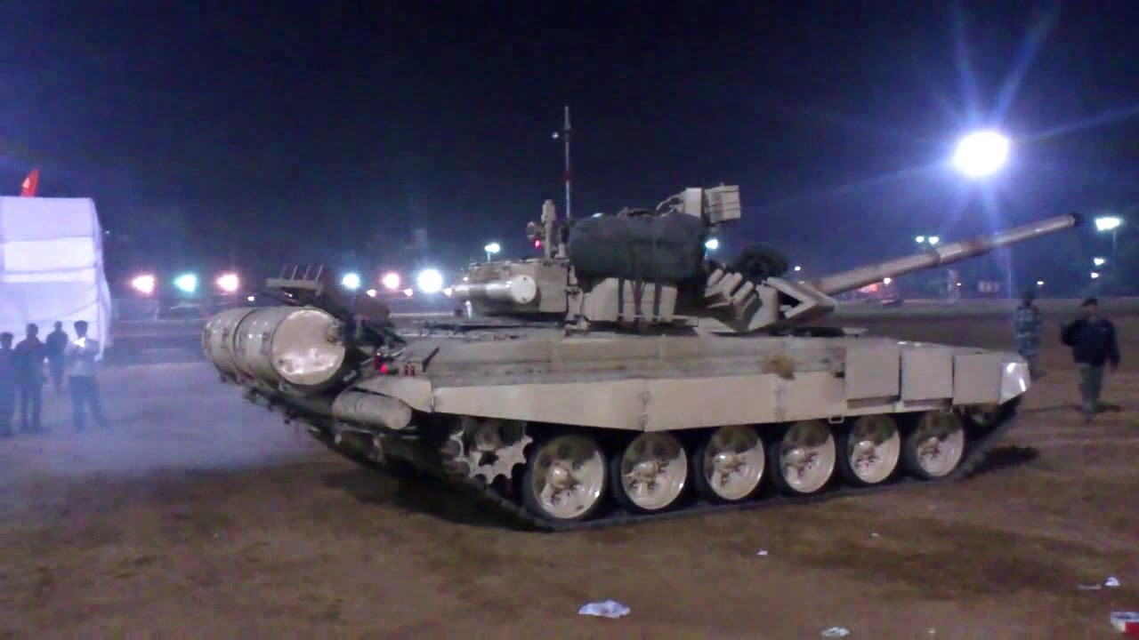 Indian Army T-90 "Bhishma" Tank unloading and walkaround in Mumbai ...