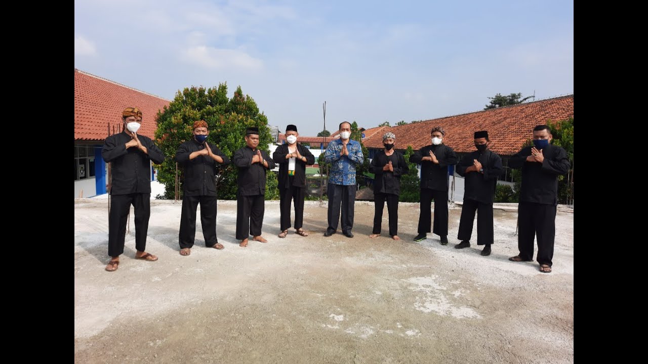 GURU-GURU NESABO MEMAKAI PAKAIAN ADAT JAWA BARAT SETIAP KAMIS - YouTube