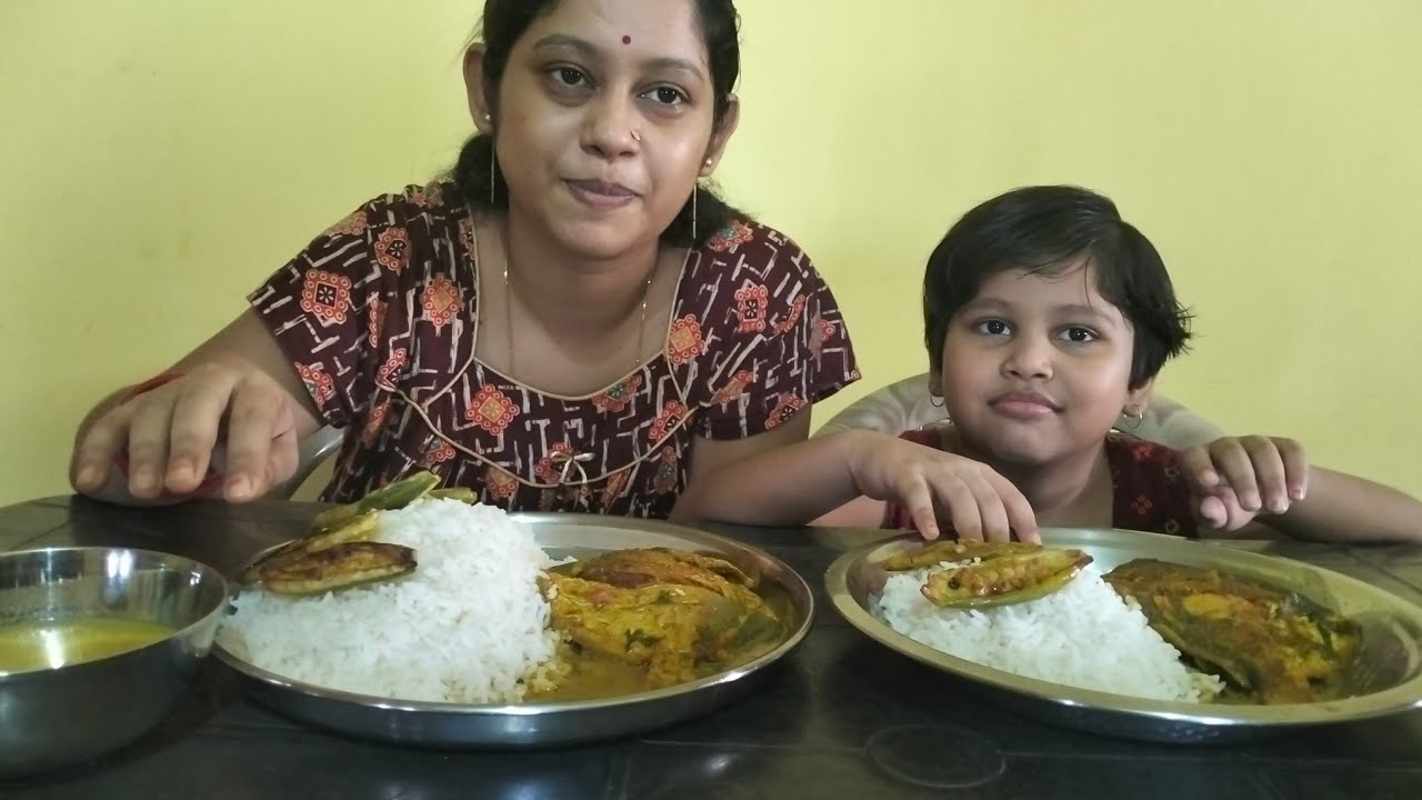 MACH BHAT EATING CHALLENGE | RICE WITH POMFRET FISH CURRY | LUNCH FOOD ...