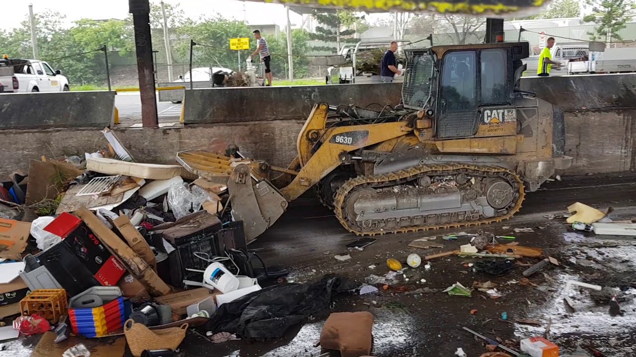 Cat 963D Tracked loader shifting trash - YouTube