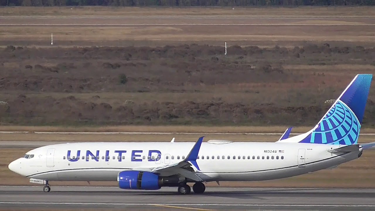 Old and new at Iah//United New livery//United heritage livery - YouTube