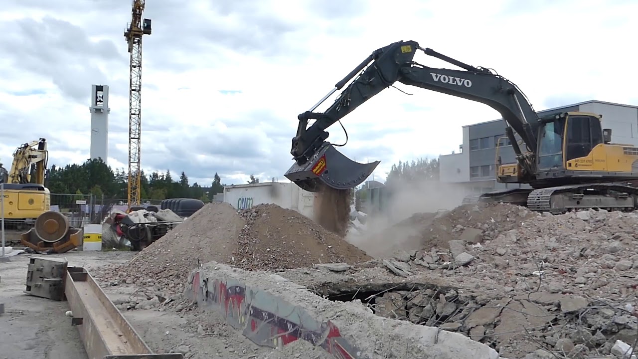Screening of demolition waste with MultaVEX Vibra 15-25 screening ...