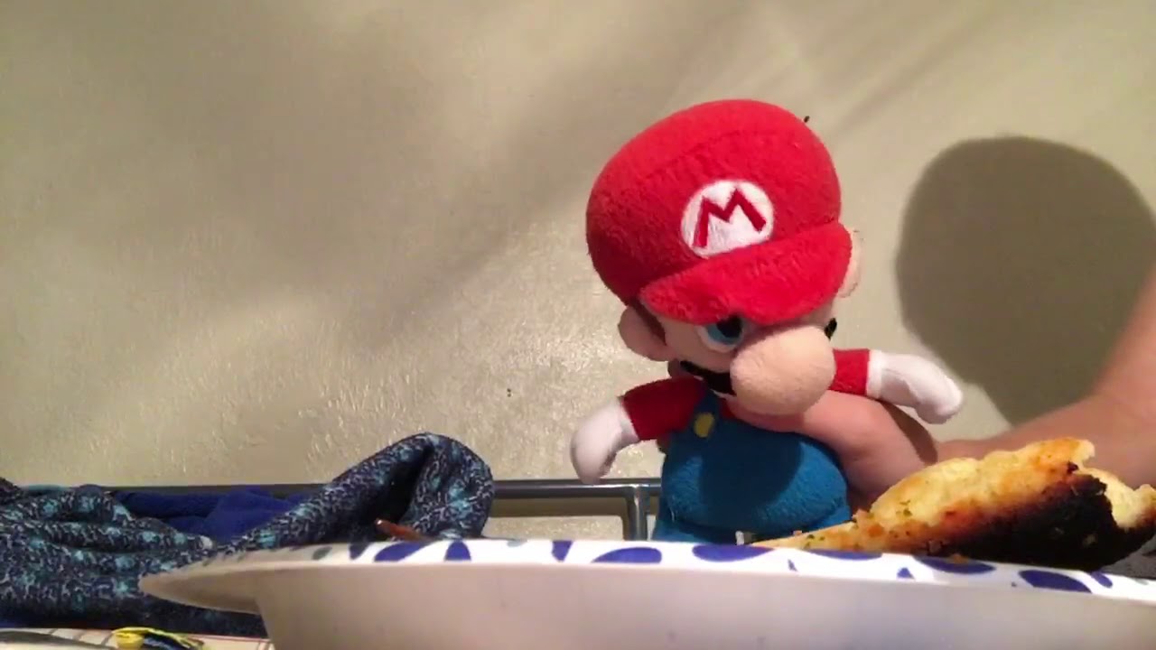 Mario eats lasagna - YouTube