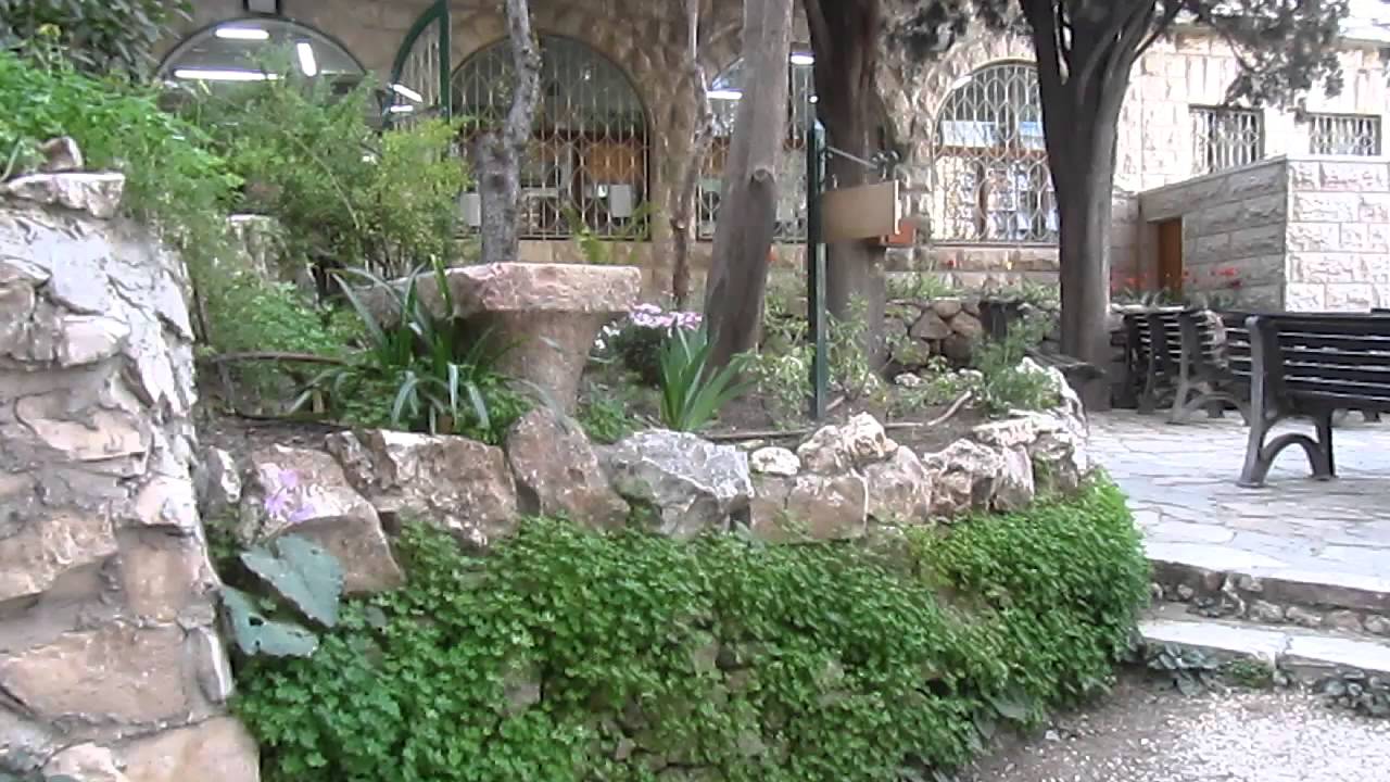 Reading John 19 16 27 At The Garden Tomb Gordon s Calvary Jerusalem reading-john-19-16-27-at-the-garden-tomb-gordon-s-calvary-jerusalem