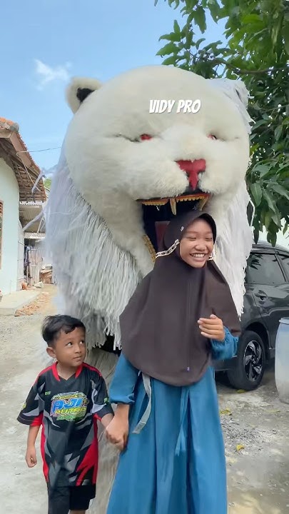 Lagi jalan sama adik di makan can macanan - YouTube