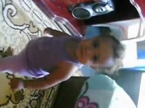 Emily dançando funk.
