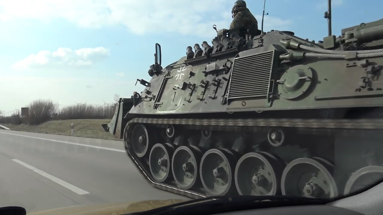 4K Panzer auf der Autobahn Tank on Highway - YouTube
