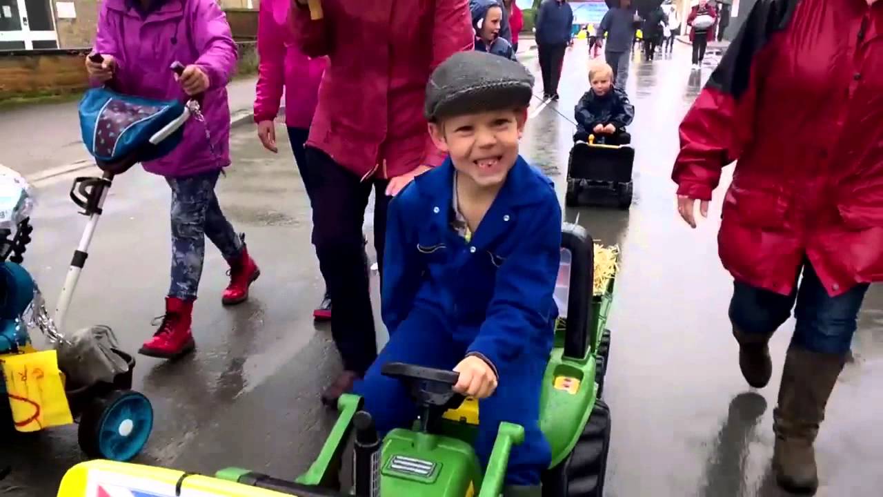 Malcolm FARMER Day on Winchcombe Country show parade - YouTube