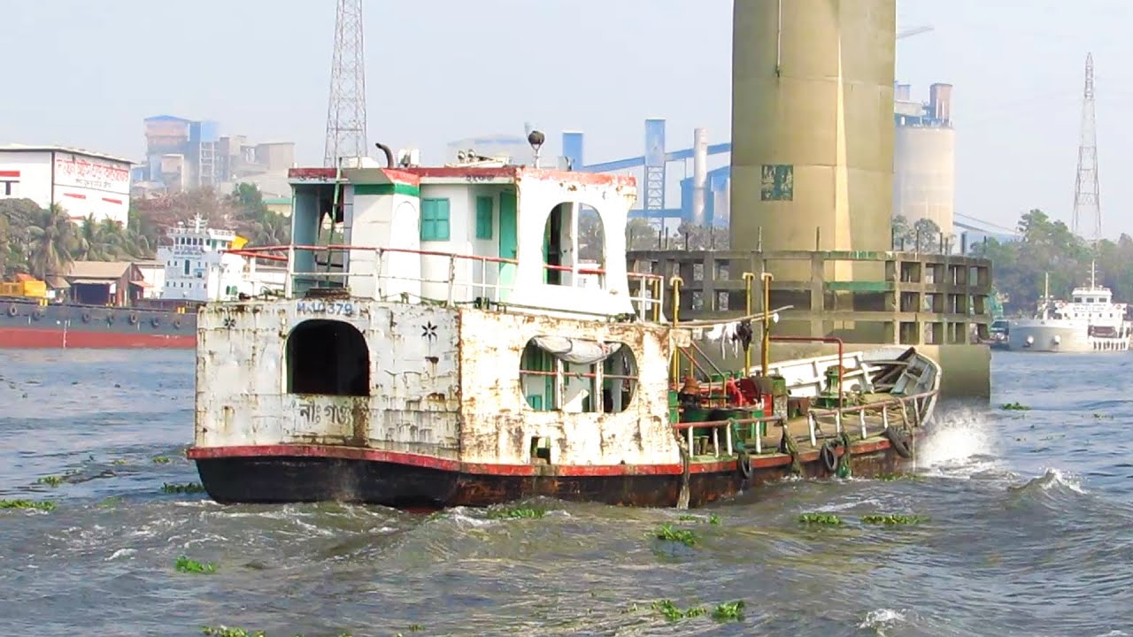 Mini Oil Tankers Facing Difficulties Navigating The Rough Water | Small ...