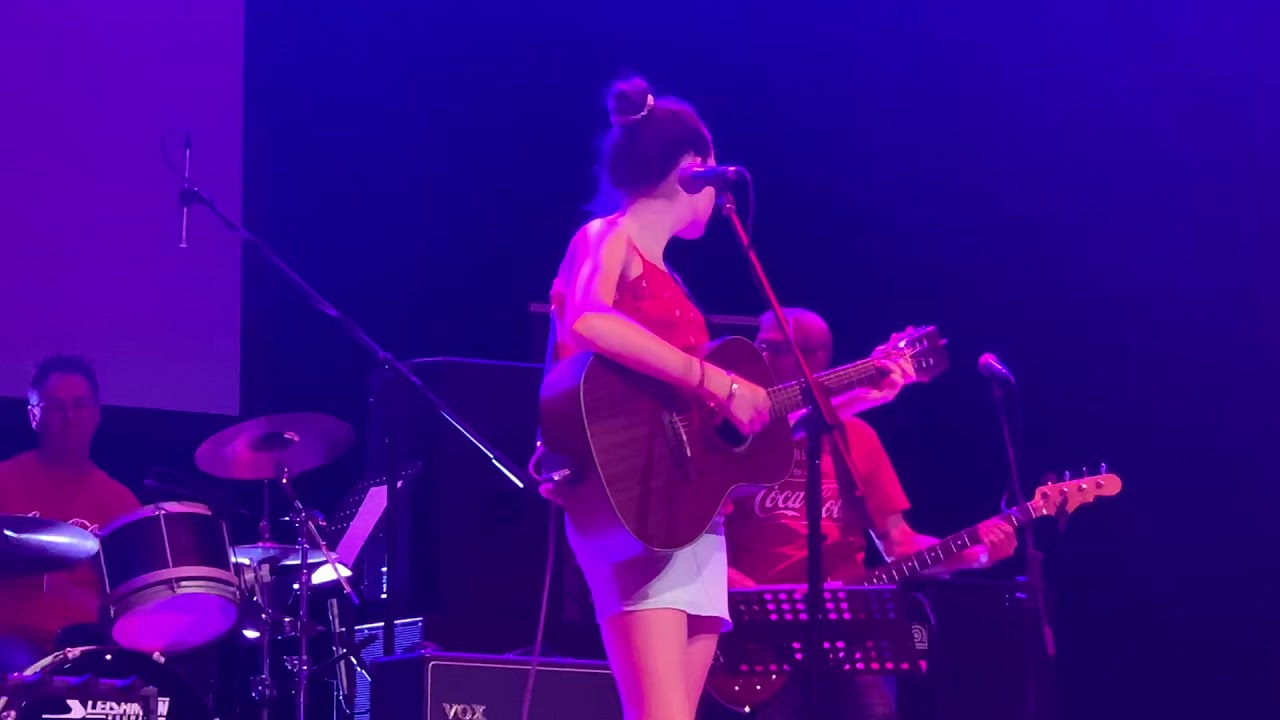 Brooke Thompson singing Queen of Hearts - YouTube