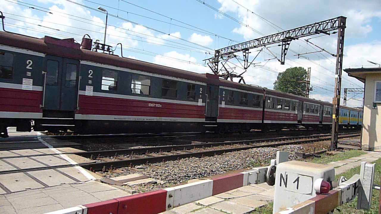 EN57-952+1324 udają się na rewizję do ZNTK Mińsk Maz. - YouTube