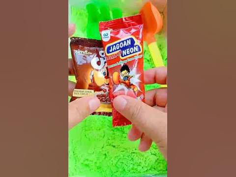 mencari dan menemukan jajanan sereal Coco chip coklat dan permen jagoan neon di pasir #snack # ...