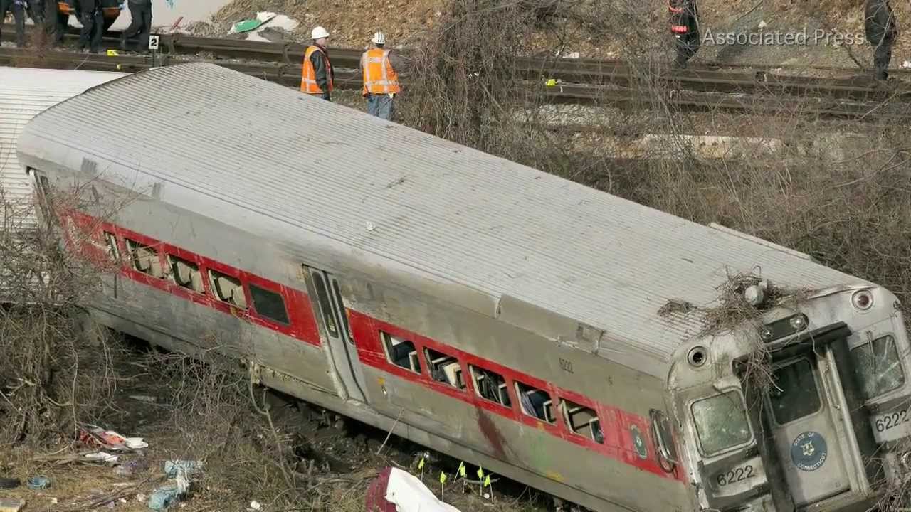 Metro North Train Derailment Metro North Train Derails Into Hudson ...