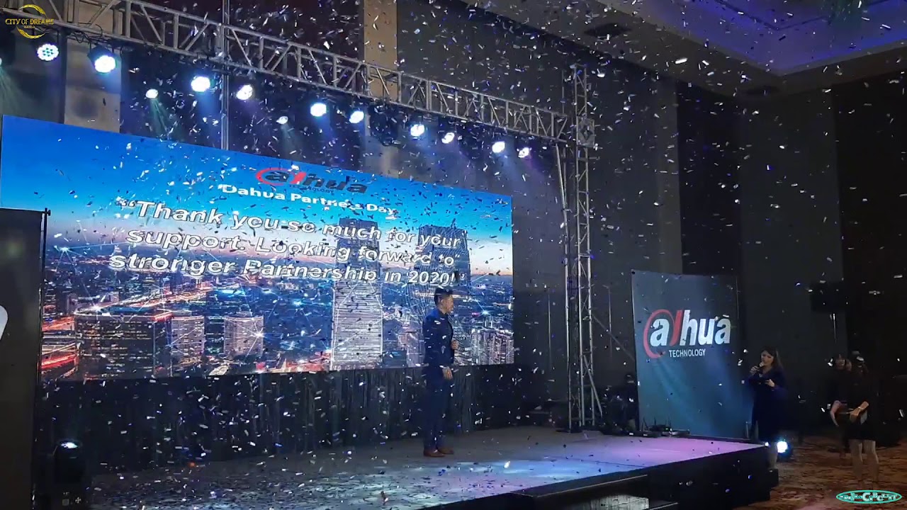 Funk Circuit™ 1 unit Metallic Silver & Blue Confetti Machine at the ...