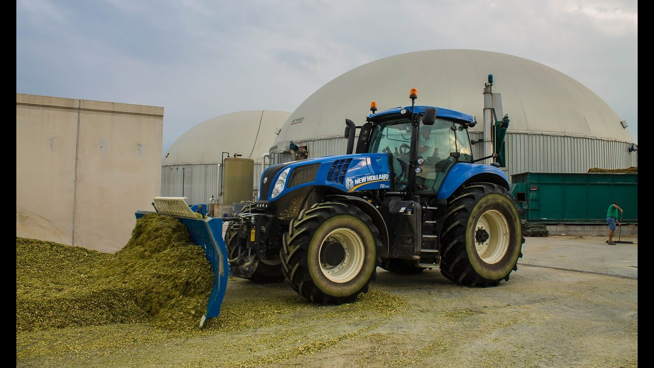Packing corn silage: NH t8.390 + JD 8200 - YouTube