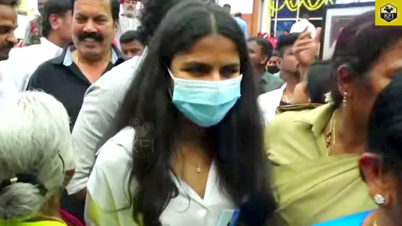 Vanditha Puneeth Rajkumar Came To Receive Father's Doctorate | Ashwini ...