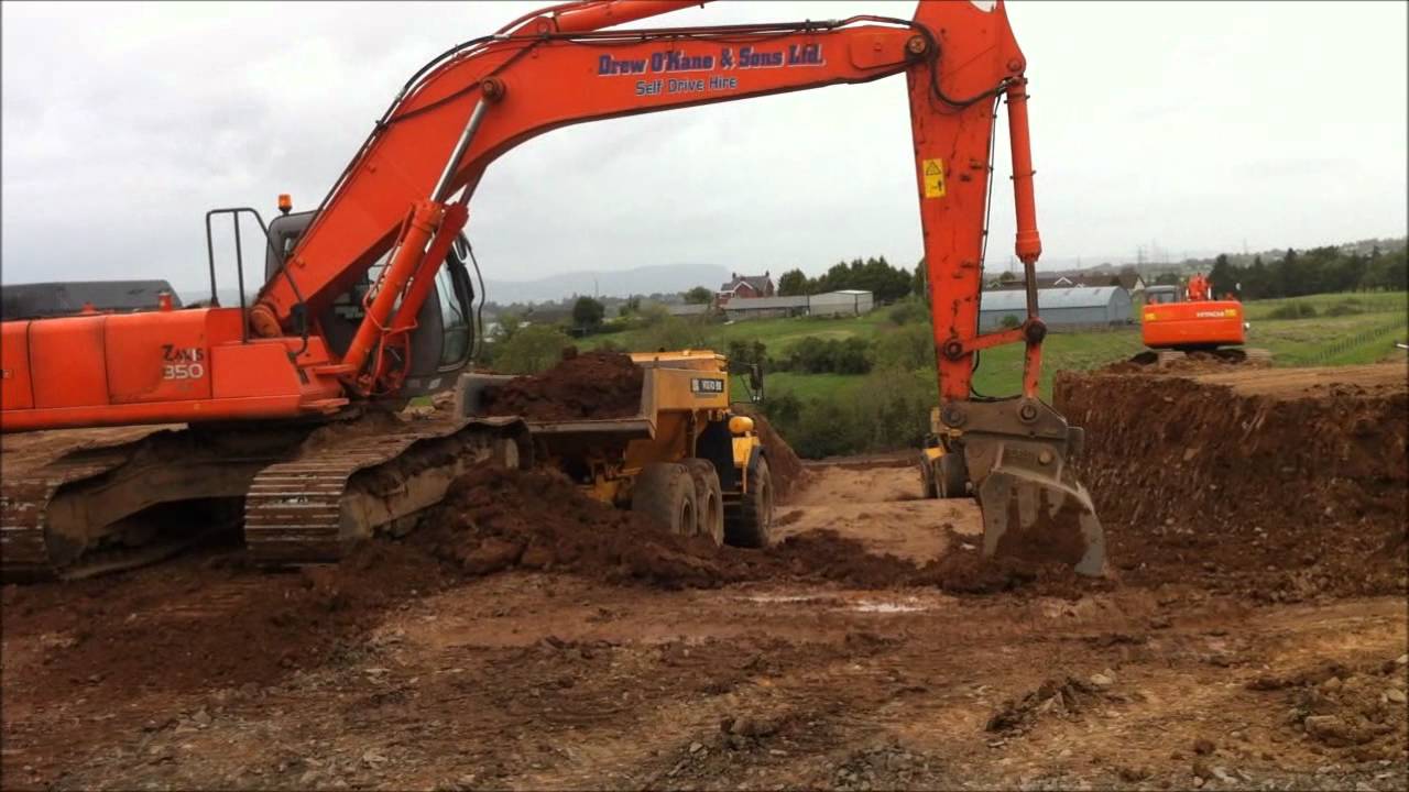 Hitachi EX 350 excavator filling trucks - YouTube