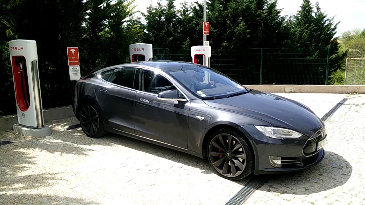 Tesla Eagle One chega ao supercharger de Guarda - YouTube