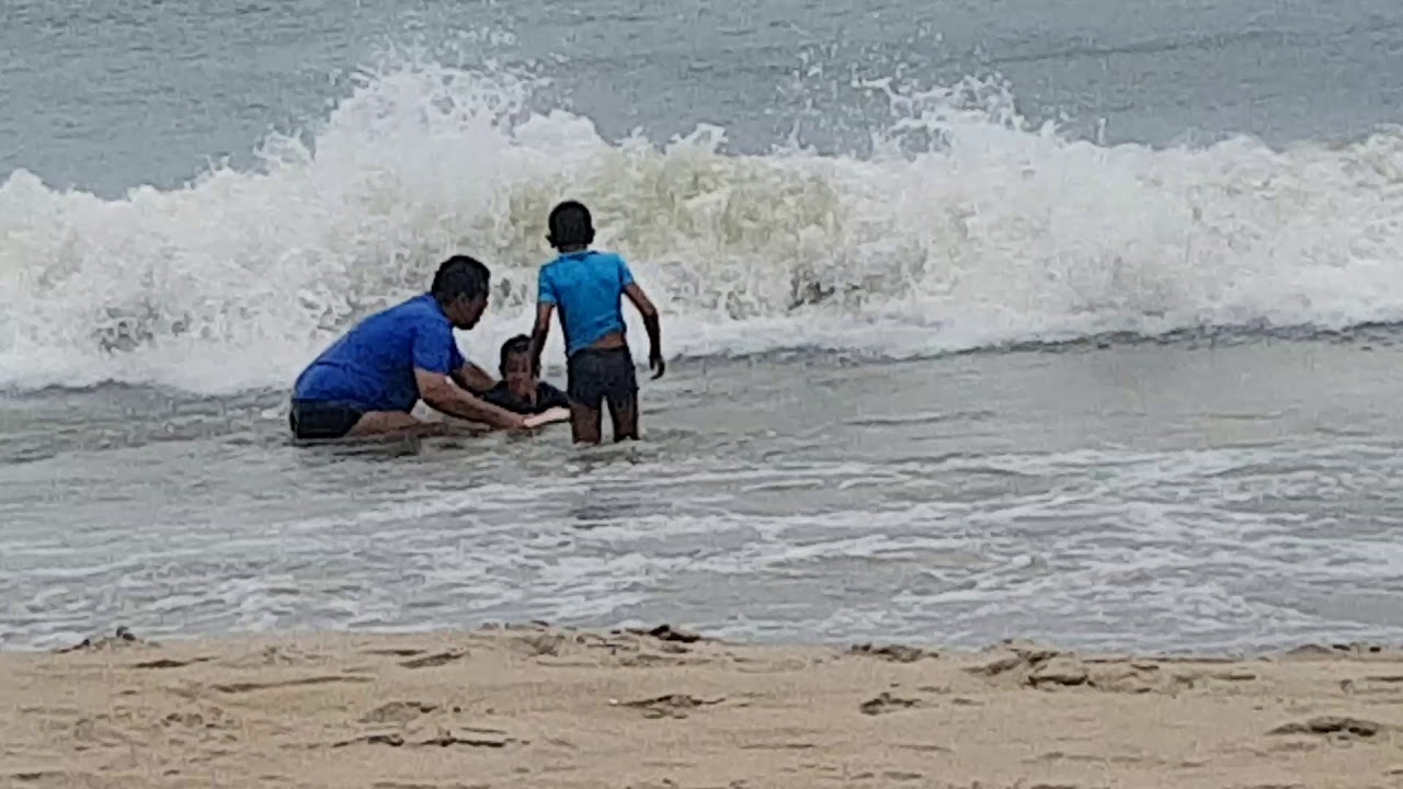 Brincando Na Praia Youtube