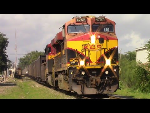 KCSM con la ES44AC 4757 despintada, treneada nocturna con locomotoras SD40-2 y silbato P5 en la ...