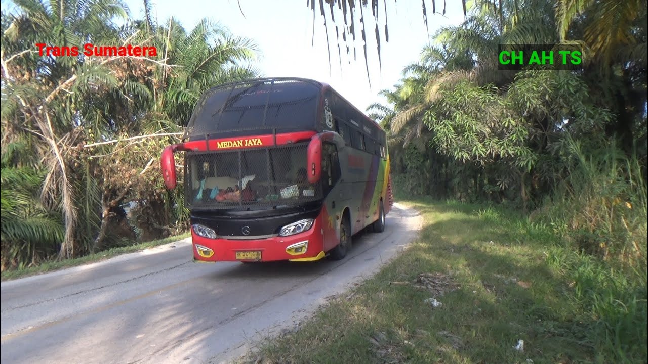 Bus Medan Jaya no pin 76 lintas pagi hari area jalan lintas Pekanbaru ...
