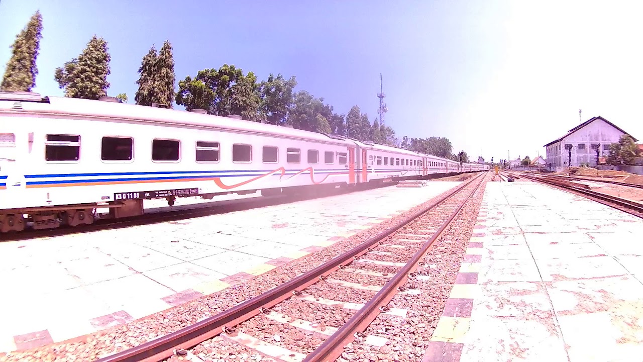 Kereta Api Berangkat Dari Jalur 1 Stasiun Kroya - YouTube