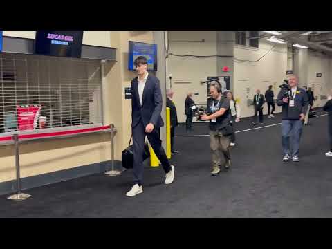 Michigan arrives at Lucas Oil Stadium for the national championship game