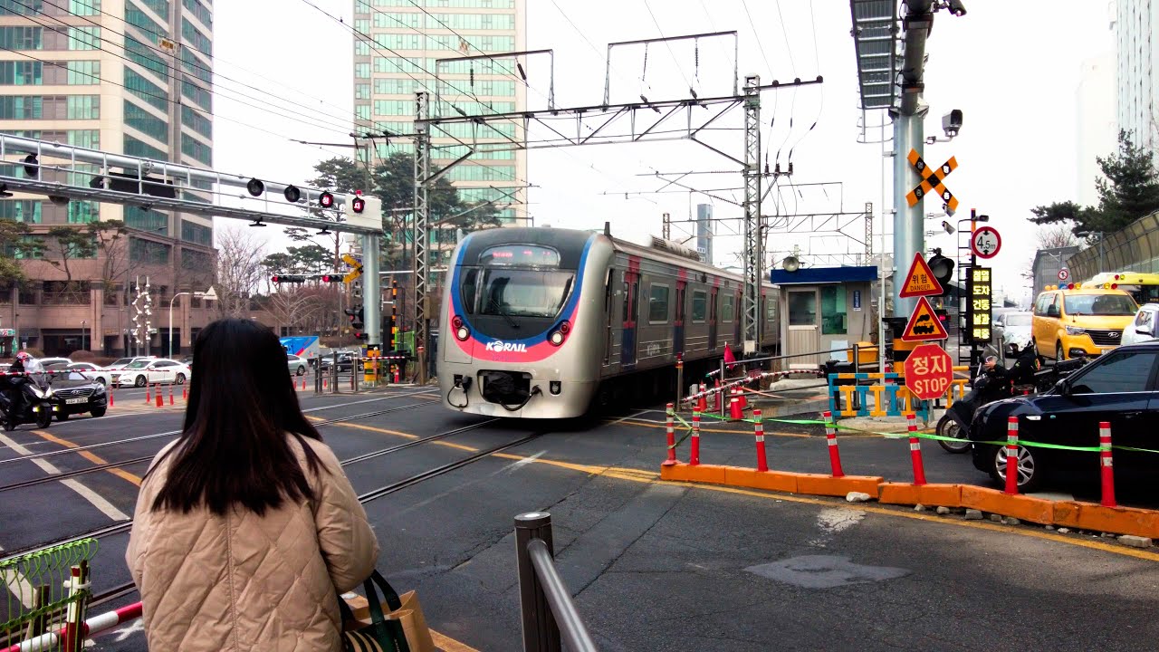[Korea]이촌역 철길 건널목The railroad crossing at Ichon Station.[4K] - YouTube