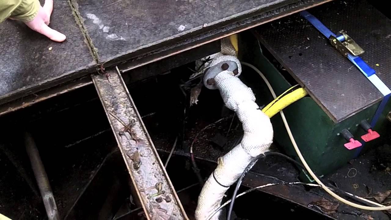 A Narrowboat Engine Quick Look - YouTube