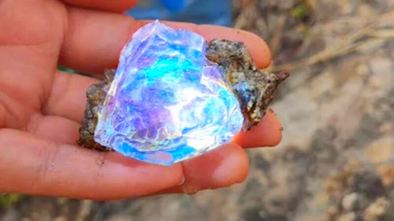 🔥 Man Discovers Strange Gem on Beach – Jeweler’s Reaction? "You Were ...