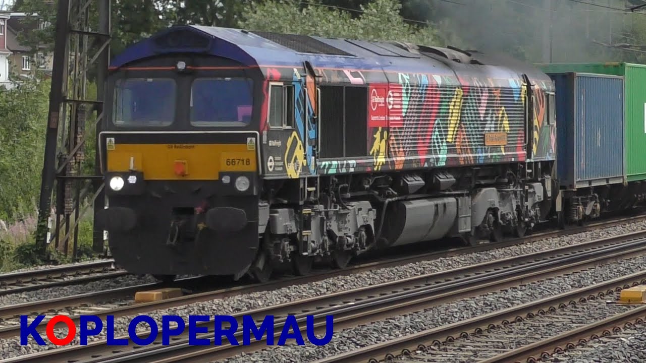 Class 66 "London Transport Museum" livery with containers passes South ...