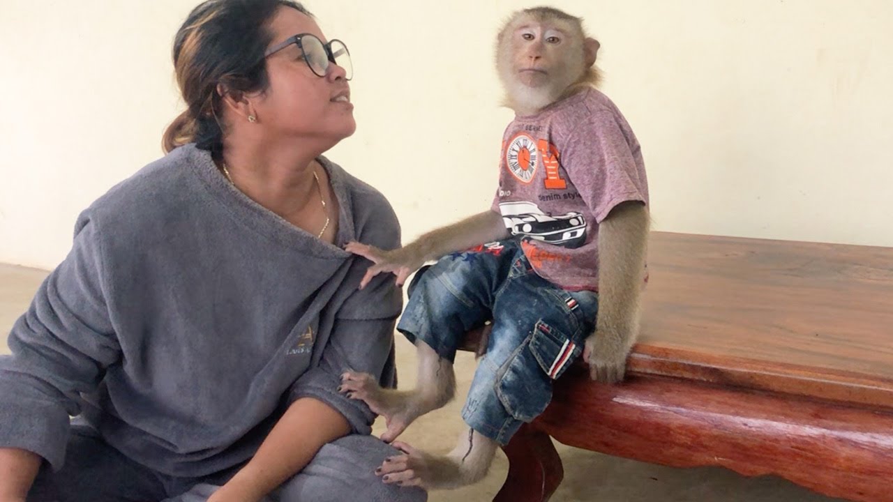 Hilarious Jason Sitting Sculpture Shy To Reply Mom Call Kiss - YouTube