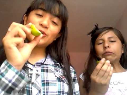 Comiendo cosas picosas,dulces,amargas cn karla - YouTube
