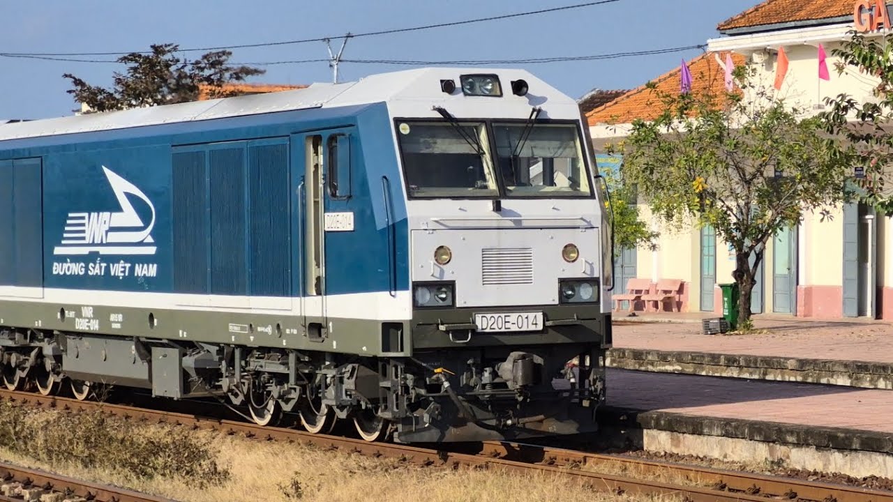 D20E-014 bóng loáng kéo tàu TN3 thông qua ga Ninh Hòa 6 - 2 - 2026 ...