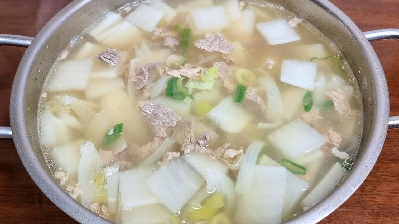 소고기무국 이렇게 끓이면 깔끔하고 맛있어요 | Beef and Radish Soup Sogogi muguk! - YouTube