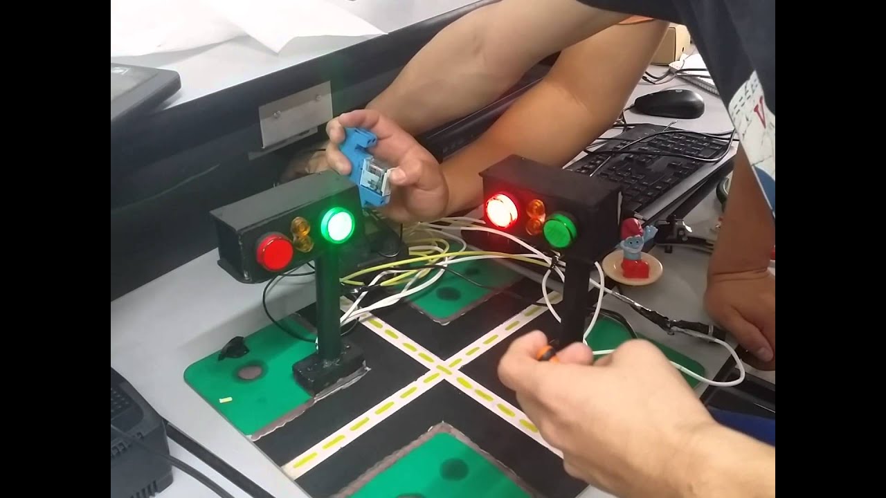 CONTROL DE 2 SEMAFOROS CON PLC LOGO SIEMENS CETI 2015 - YouTube