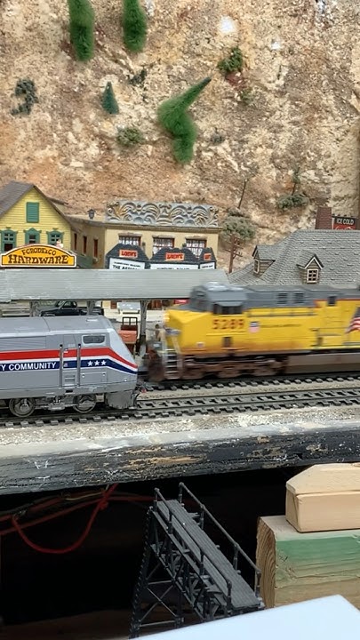 UP 5289 meets Amtrak SW Chief #funrun #texas #hoscale #fun #modeltrains #sanantonio #amre #ttm ...