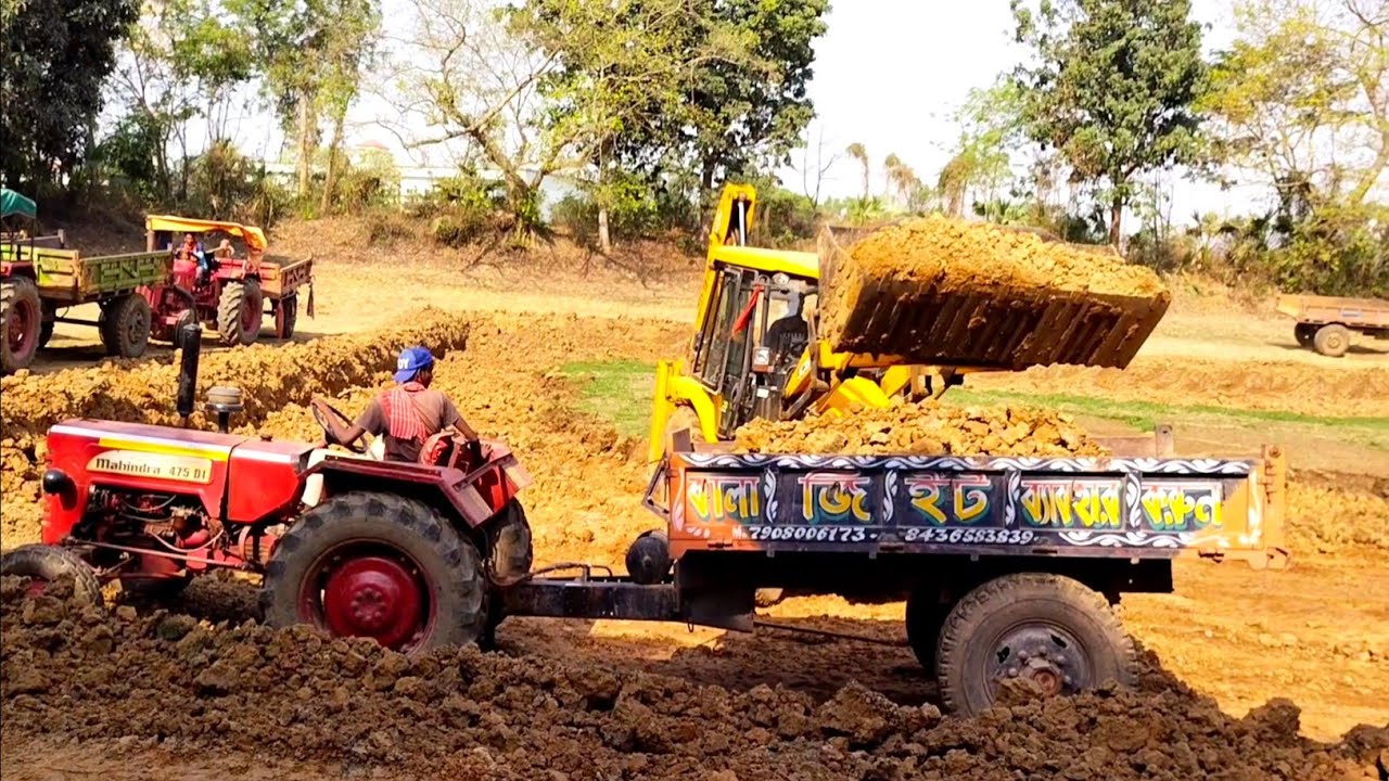 Jcb 3dx Backhoe Machine Loading Mud In Old Mahindra 475 Di Tractor ...