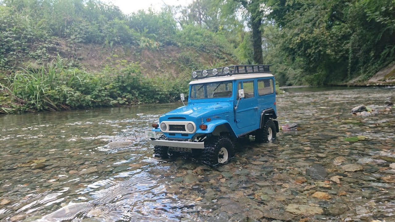 Toyota FJ40 RC Scale Crawler in river - YouTube