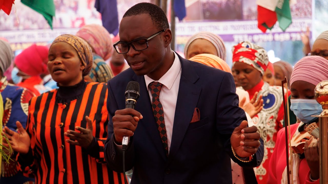 Ni nani kama Yesu? .... - YouTube