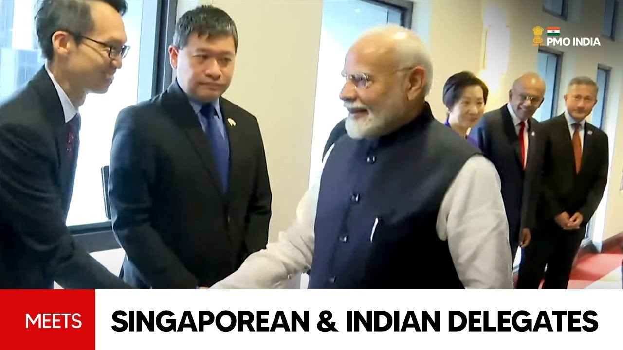 Prime Minister Narendra Modi meets Singaporean & Indian delegates - YouTube